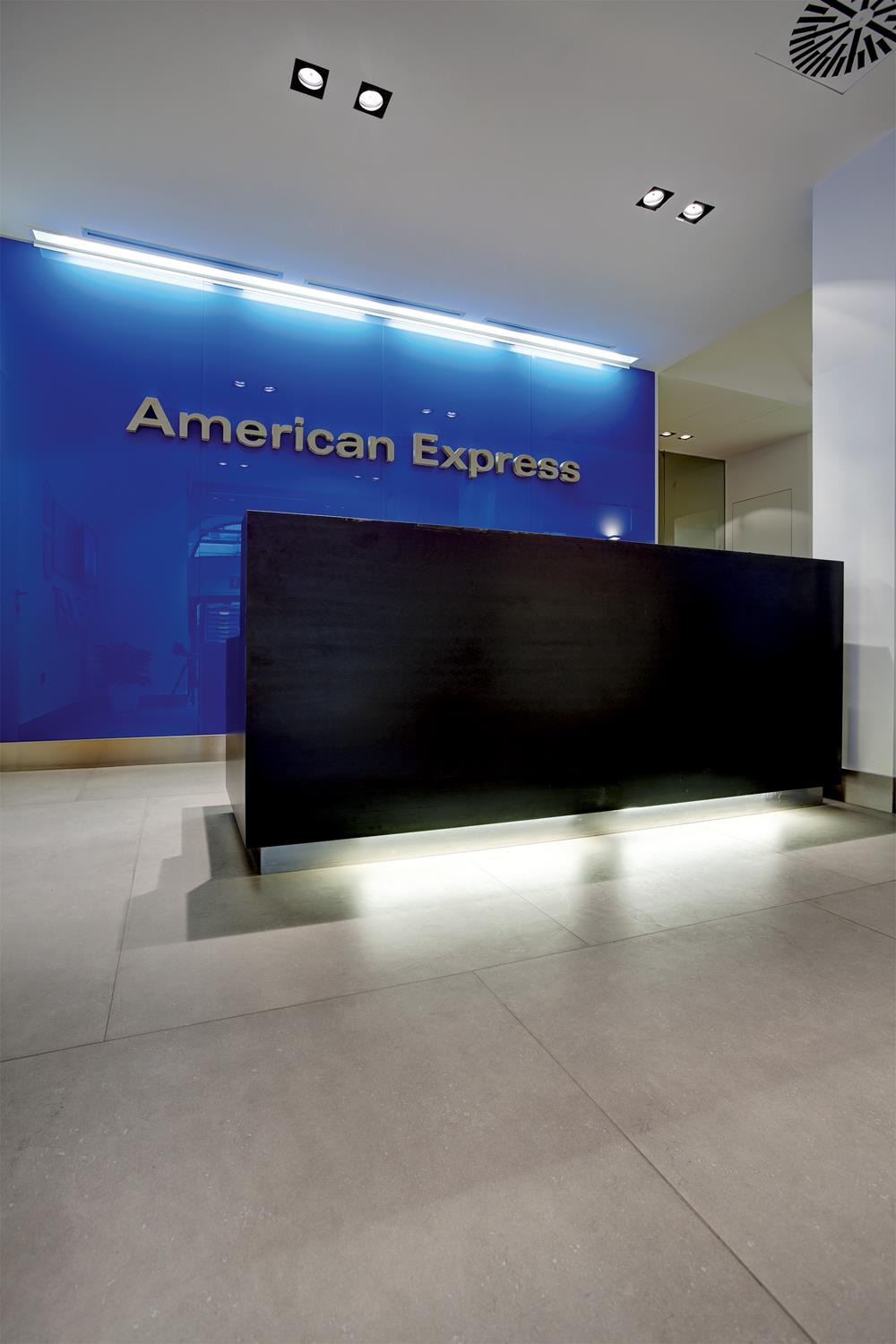 Proyecto Filial de American Express con gres porcelánico de Cotto d’Este